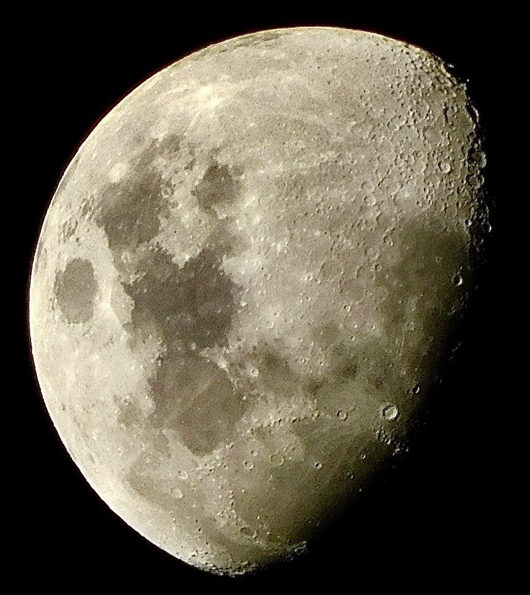 Duas lindas imagens da Lua nesta noite - MetSul Meteorologia