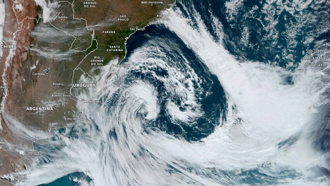 Vento Minuano cede com afastamento de enorme ciclone - MetSul Meteorologia