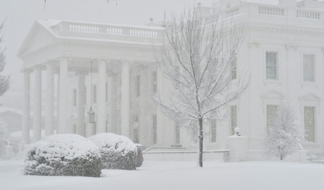 Capital dos Estados Unidos enfrenta maior nevasca em anos