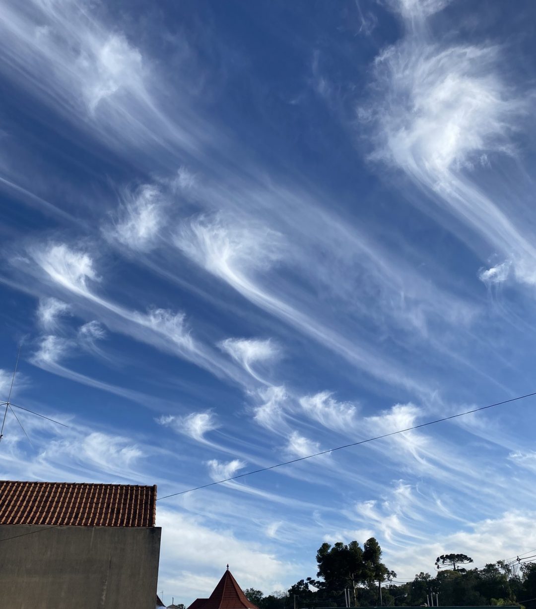 Vento de 200 km/h em altitude traz show de Cirrus no céu