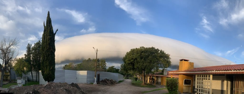 Grande nuvem rolo avança no Uruguai; entenda o fenômeno