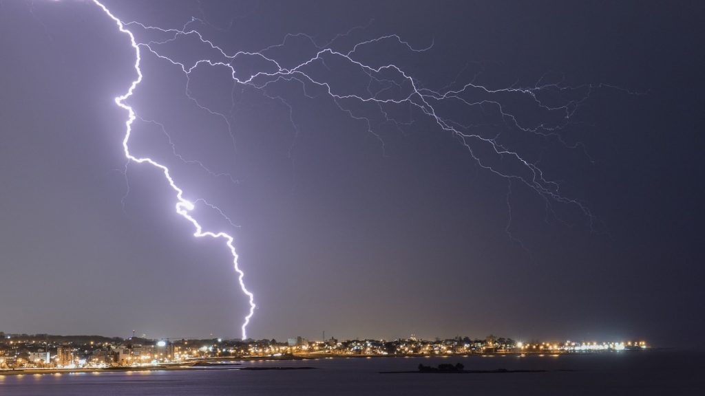 Veja as imagens da tempestade de raios no Uruguai
