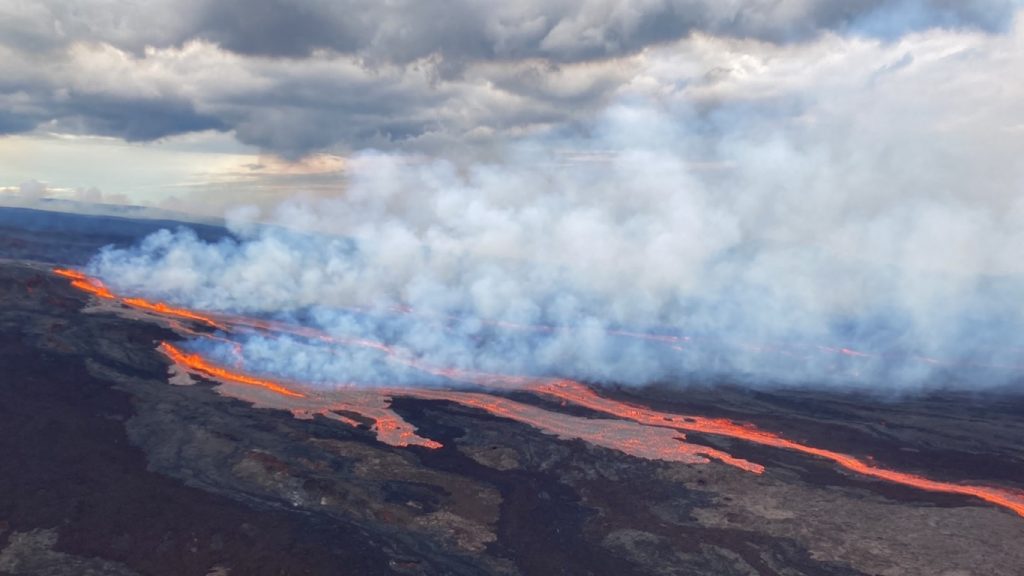 Maior vulcão ativo do mundo entra em erupção e expele lava