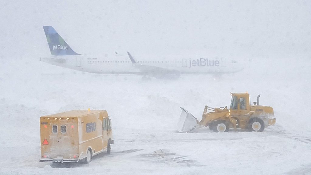 Ciclone bomba com nevascas ameaça Estados Unidos com caos aéreo