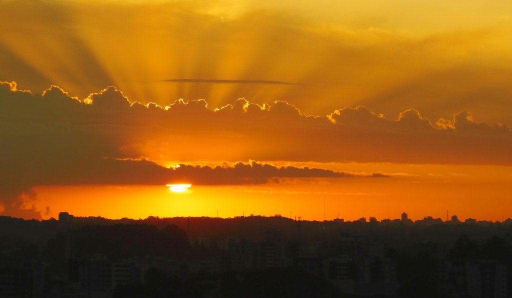 Previsão do tempo: fim de semana terá sol, calor e chuva isolada