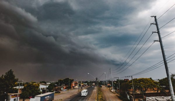 Chuva chega com temporais, vento causa estragos e vem mais água