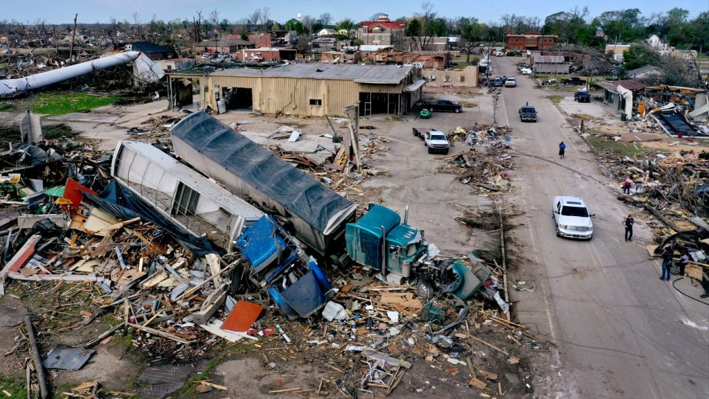 Imagens mostram destruição chocante após tornado de 300 km/h