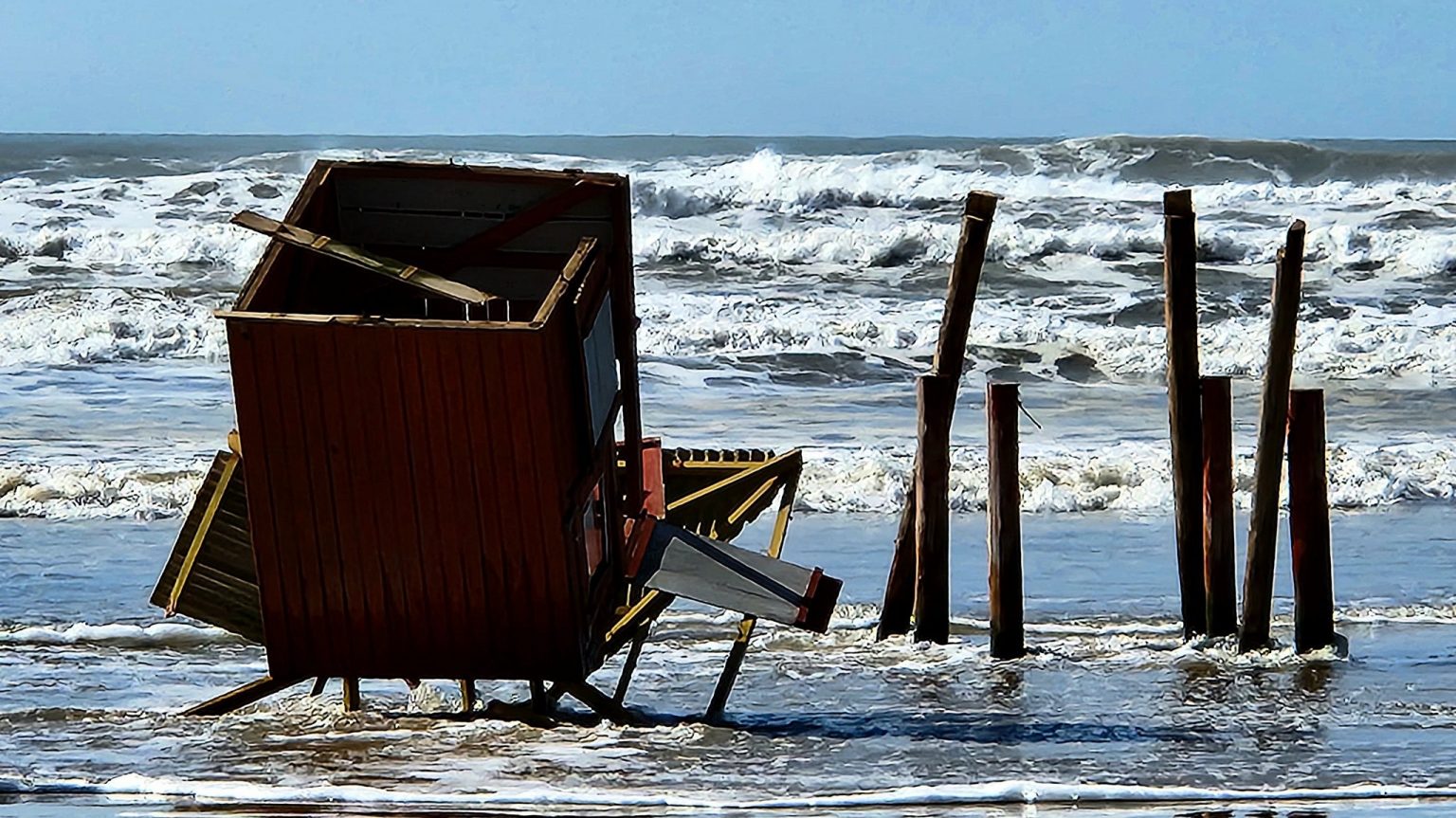 Forte ressaca do mar atinge praias do Litoral Norte gaúcho