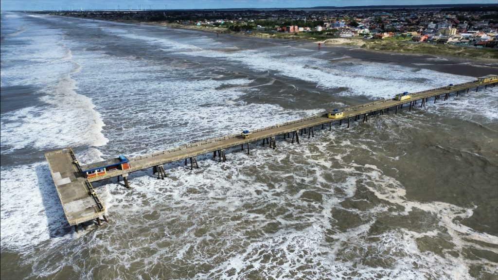 Imagens aéreas mostram ressaca do mar na costa após o ciclone