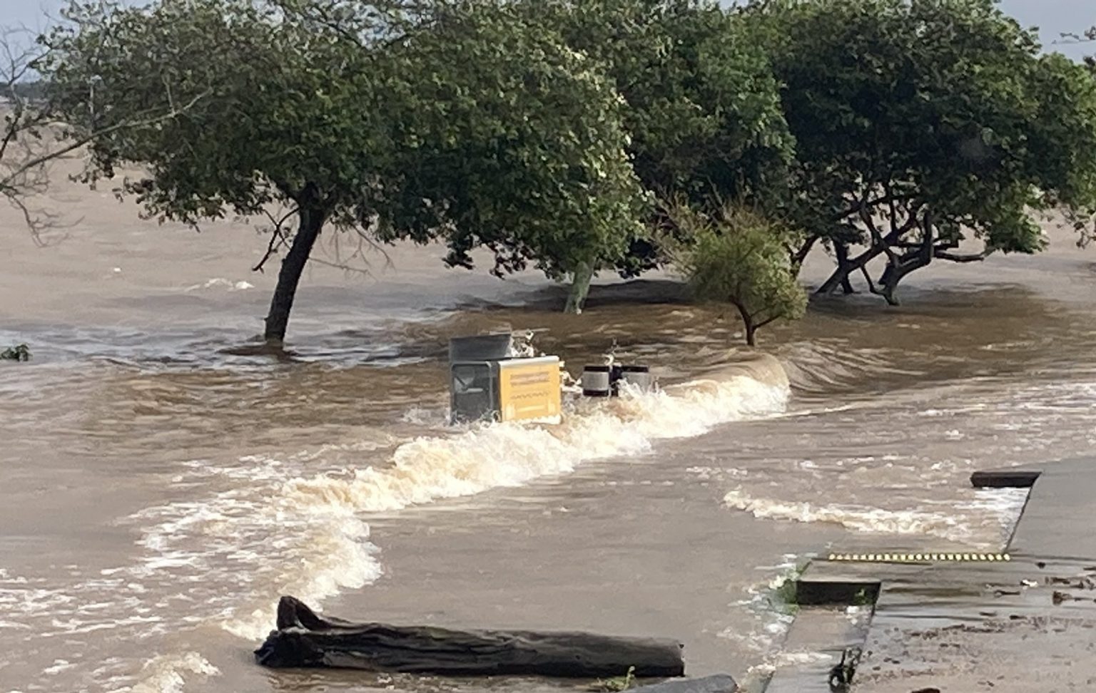 Veja em fotos a nova orla do Guaíba tomada pela enchente histórica