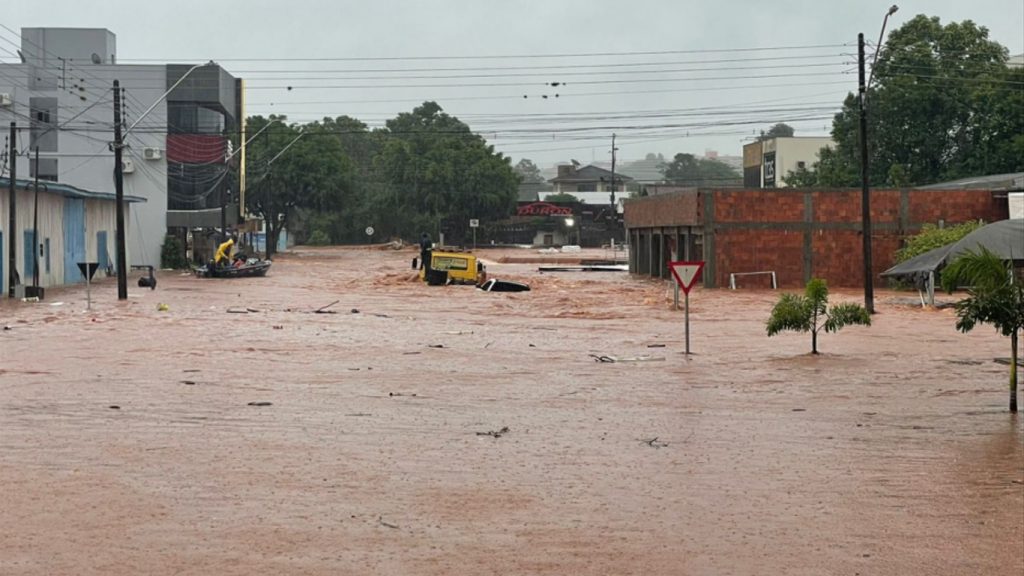 Fotos: chuva de 250 mm apenas em um dia inunda cidade do Paraná