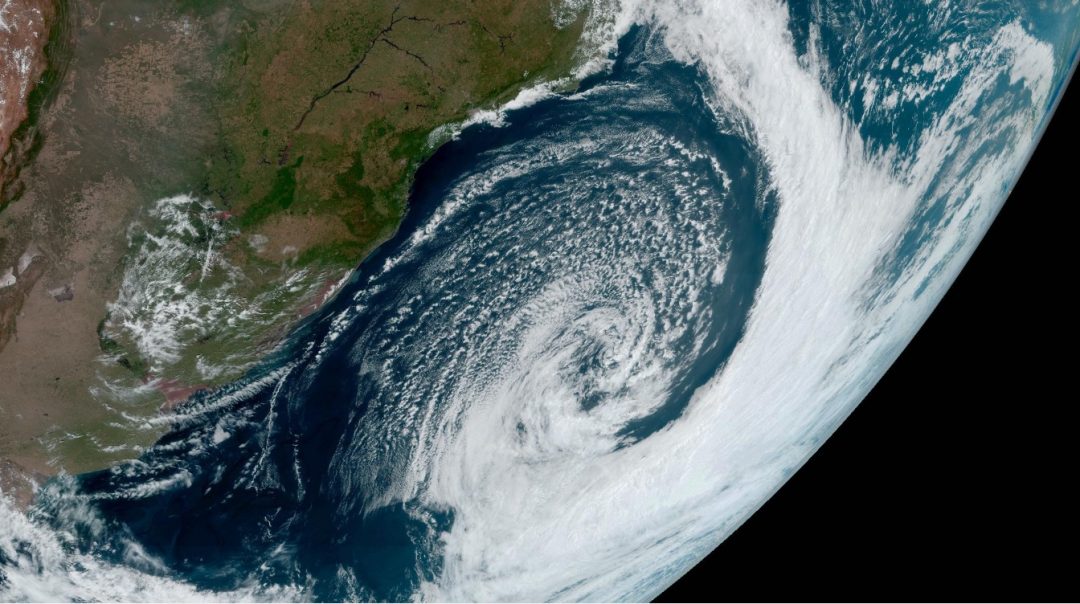 Ciclone junto à costa do Brasil tem três mil quilômetros de diâmetro