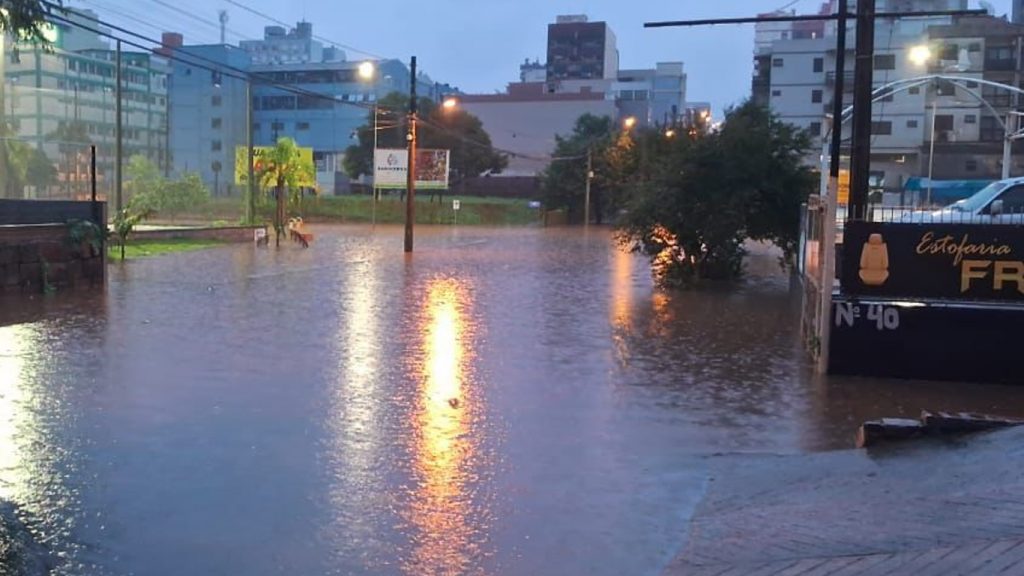Chuva cede no início da semana após causar alagamentos e deslizamento