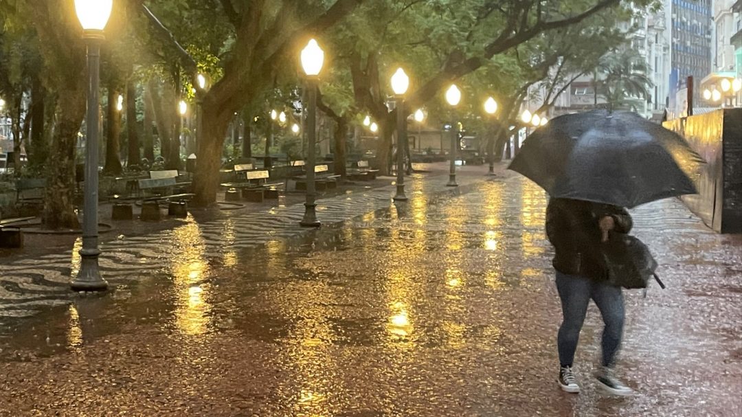 Chuva, garoa, vento e frio em dia típico de inverno